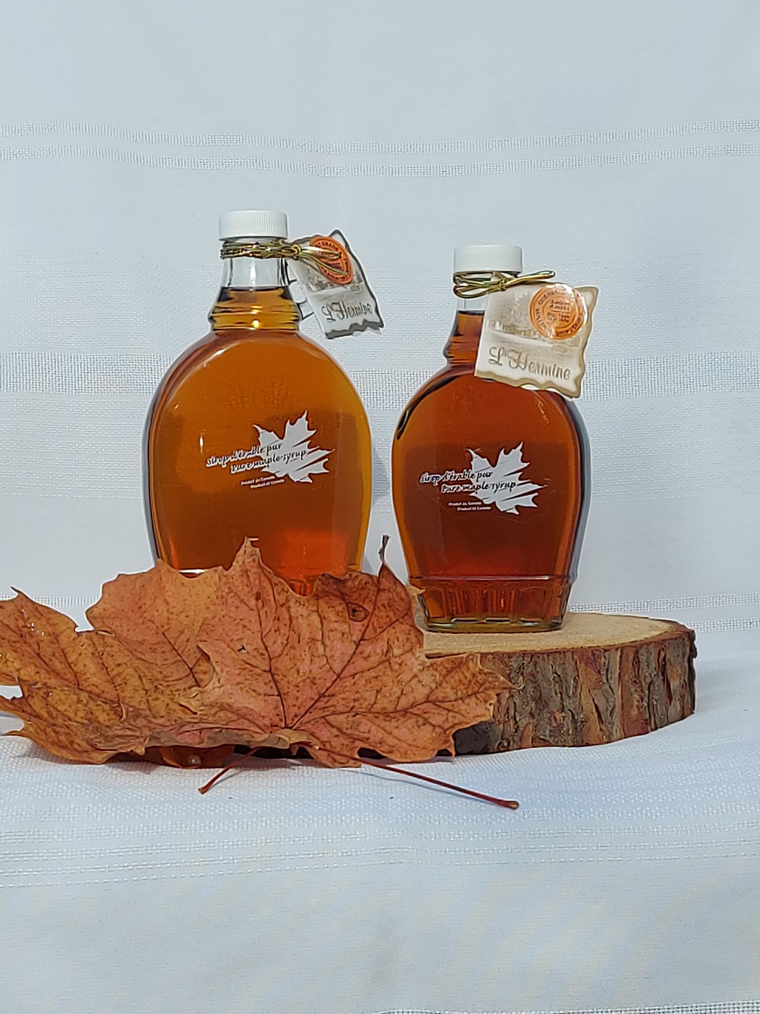 Petite bouteille anse encoche avec du sirop d'érable exclusif de l'Hermine.